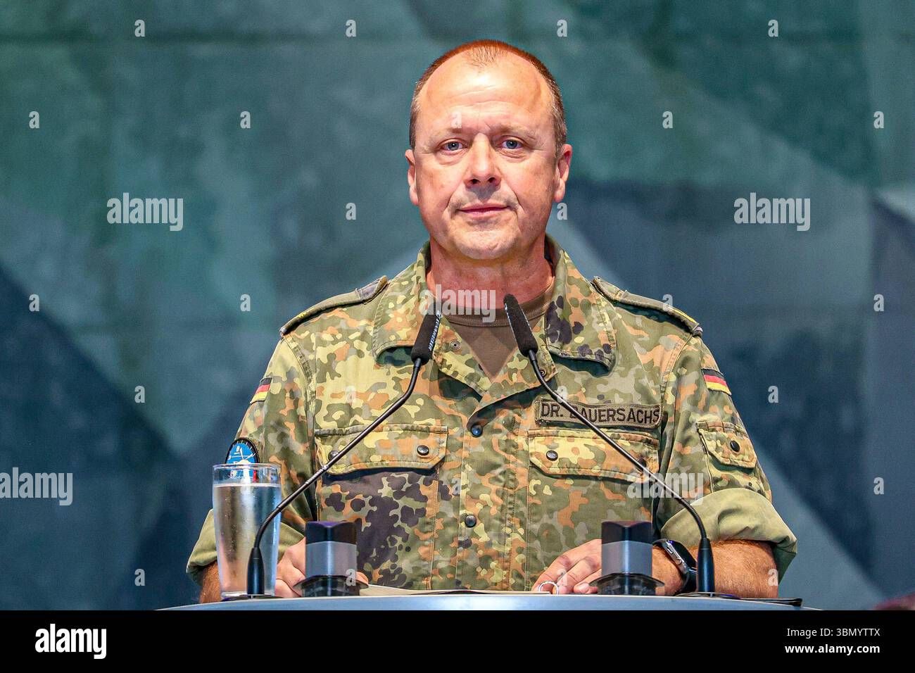 Zehntausende Besucher beim Tag der Bundeswehr in Bückeburg Halle 1: Begrüßung von Dr. Volker ...