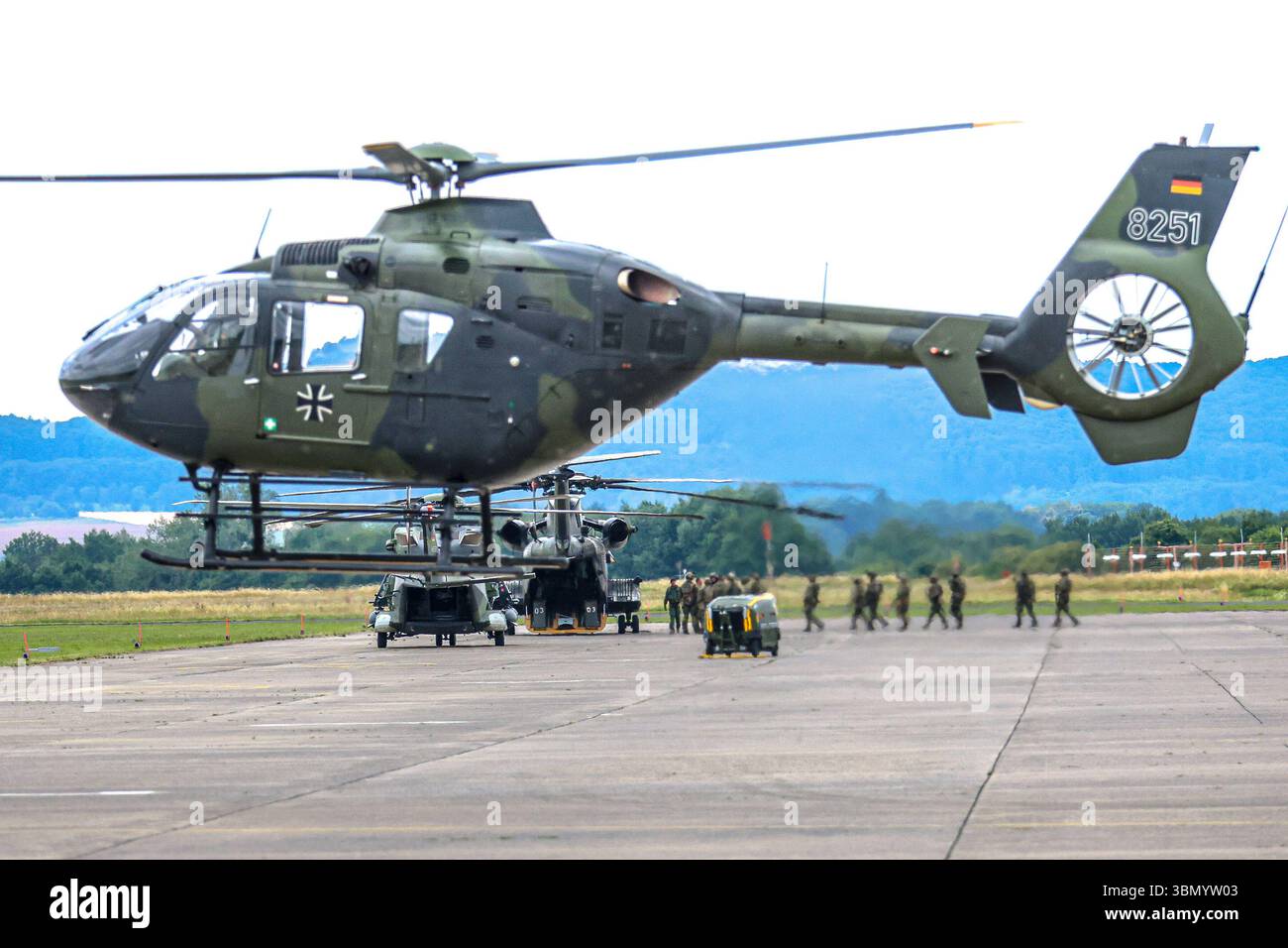 Zehntausende Besucher beim Tag der Bundeswehr in Bückeburg Flugvorführung: Airbus H135 ...