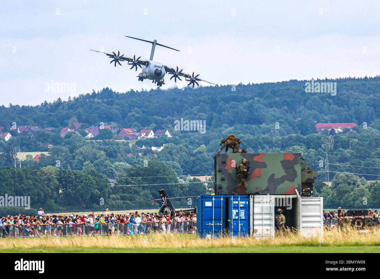 Zehntausende Besucher beim Tag der Bundeswehr in Bückeburg Die Gefechtsübungen werden von ...