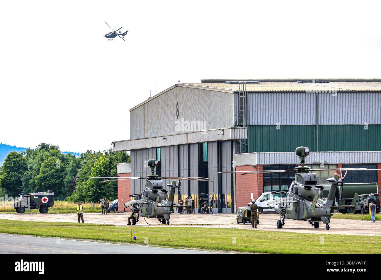 Zehntausende Besucher beim Tag der Bundeswehr in Bückeburg Flugvorführung: Zwei startbereite ...