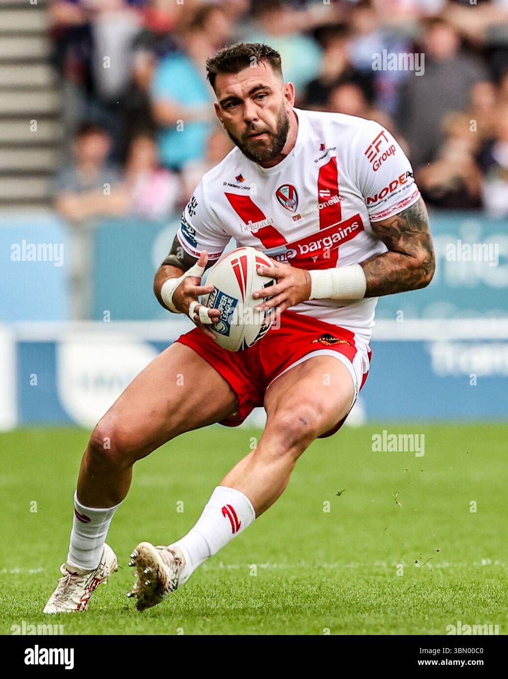 St Helens, UK. 29th June, 2025. Kyle Feldt of St. Helens breaks with ...