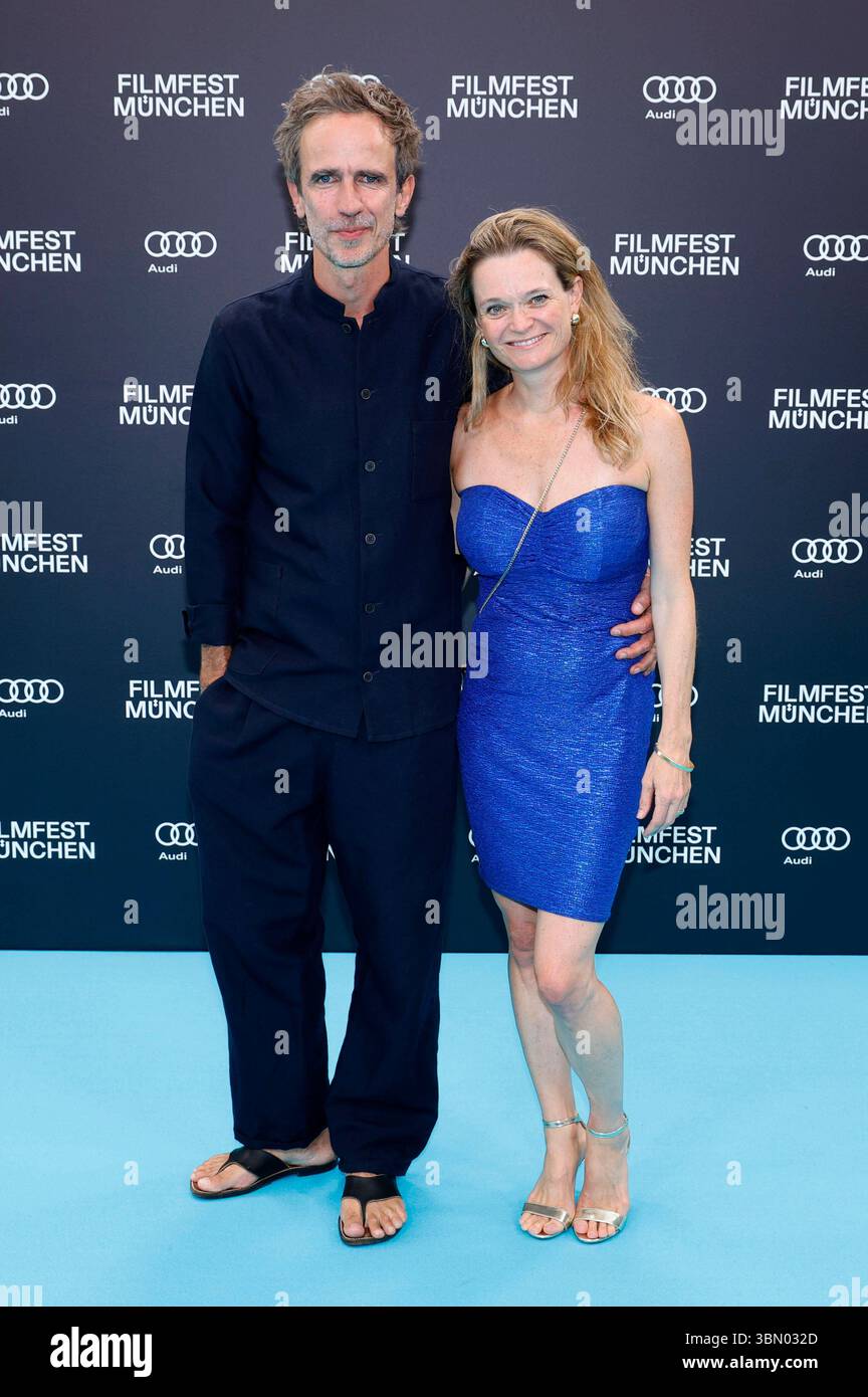 Felix Hellmann und Natalie Spinell bei der Festivaleröffnung mit der ...