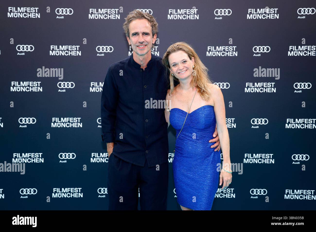 Felix Hellmann und Natalie Spinell bei der Festivaleröffnung mit der ...