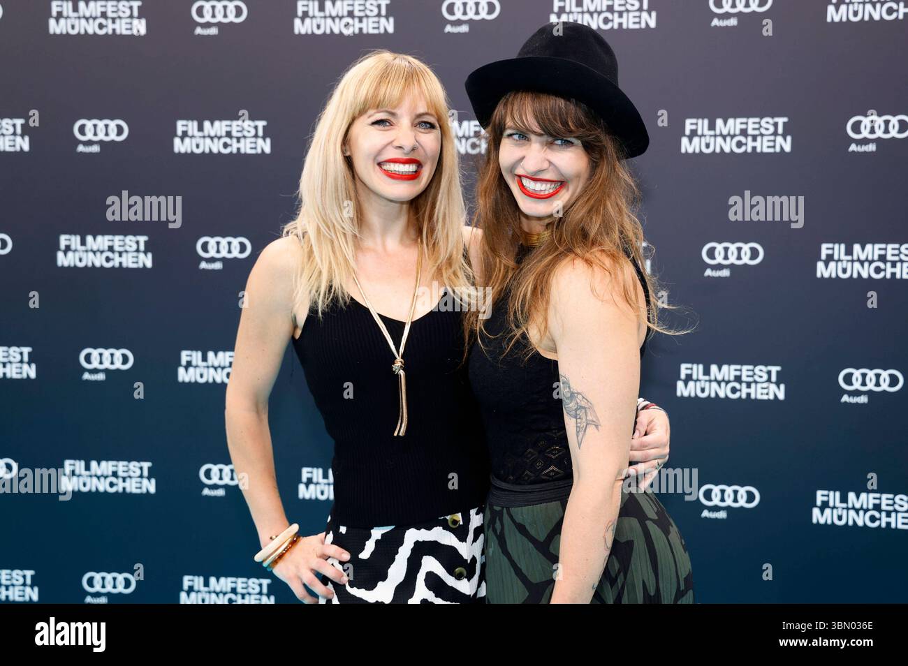 Monika Plura und Martina Plura bei der Festivaleröffnung mit der ...