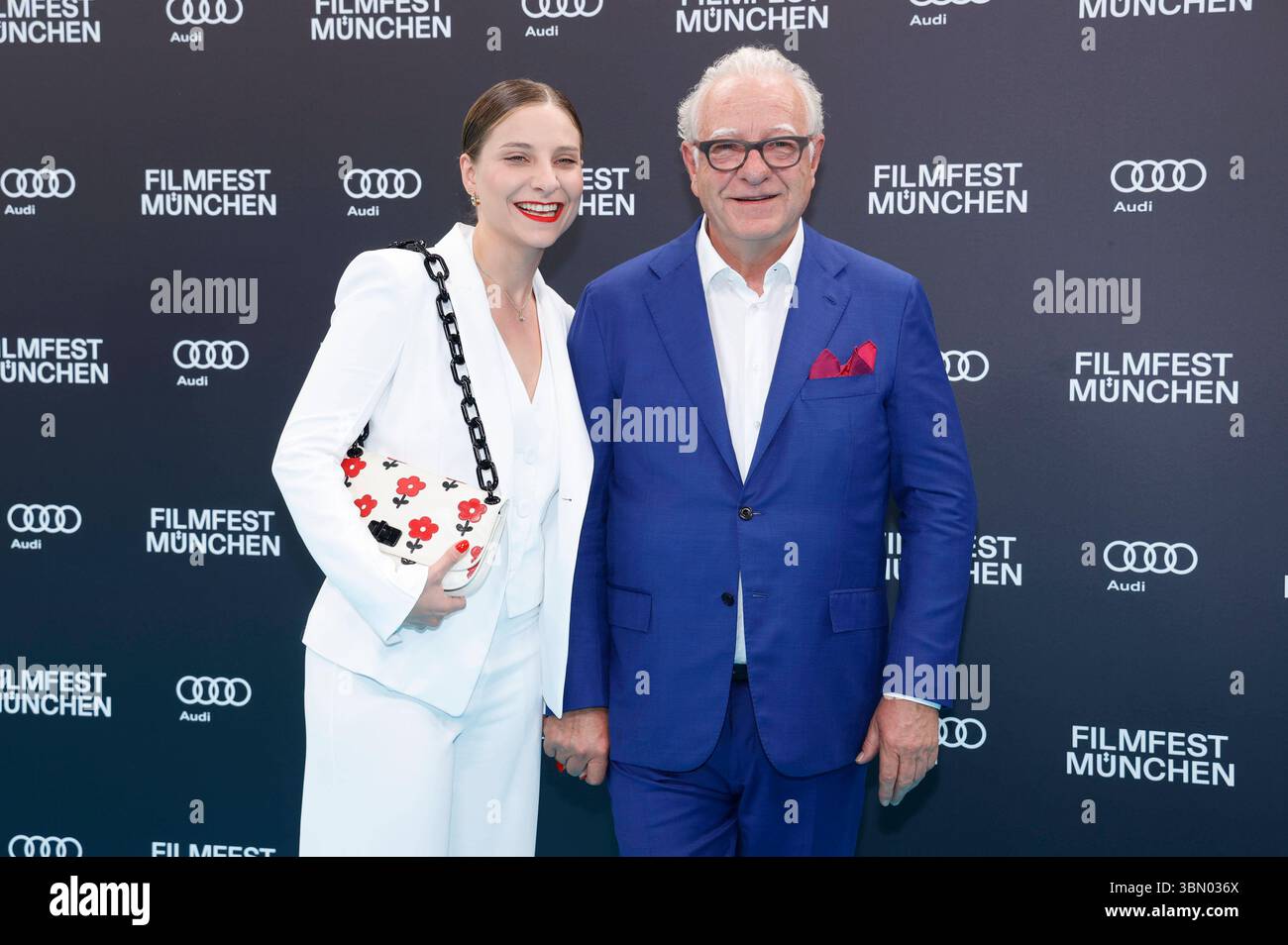 Mona Meiller mit Vater Franz Meiller bei der Festivaleröffnung mit der ...
