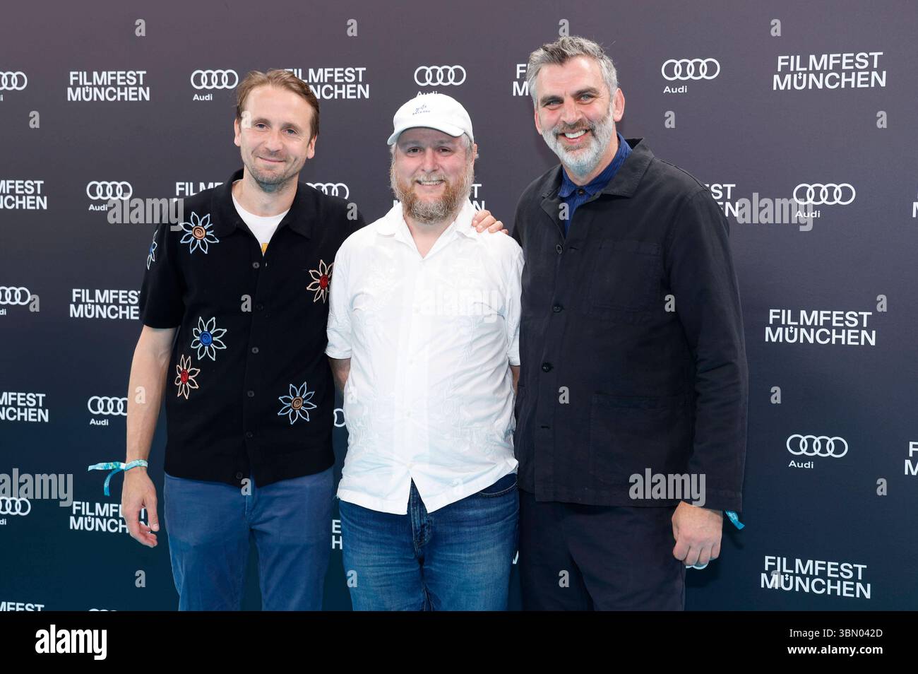 Tom Basden, Tim Key und James Griffiths bei der Festivaleröffnung mit ...