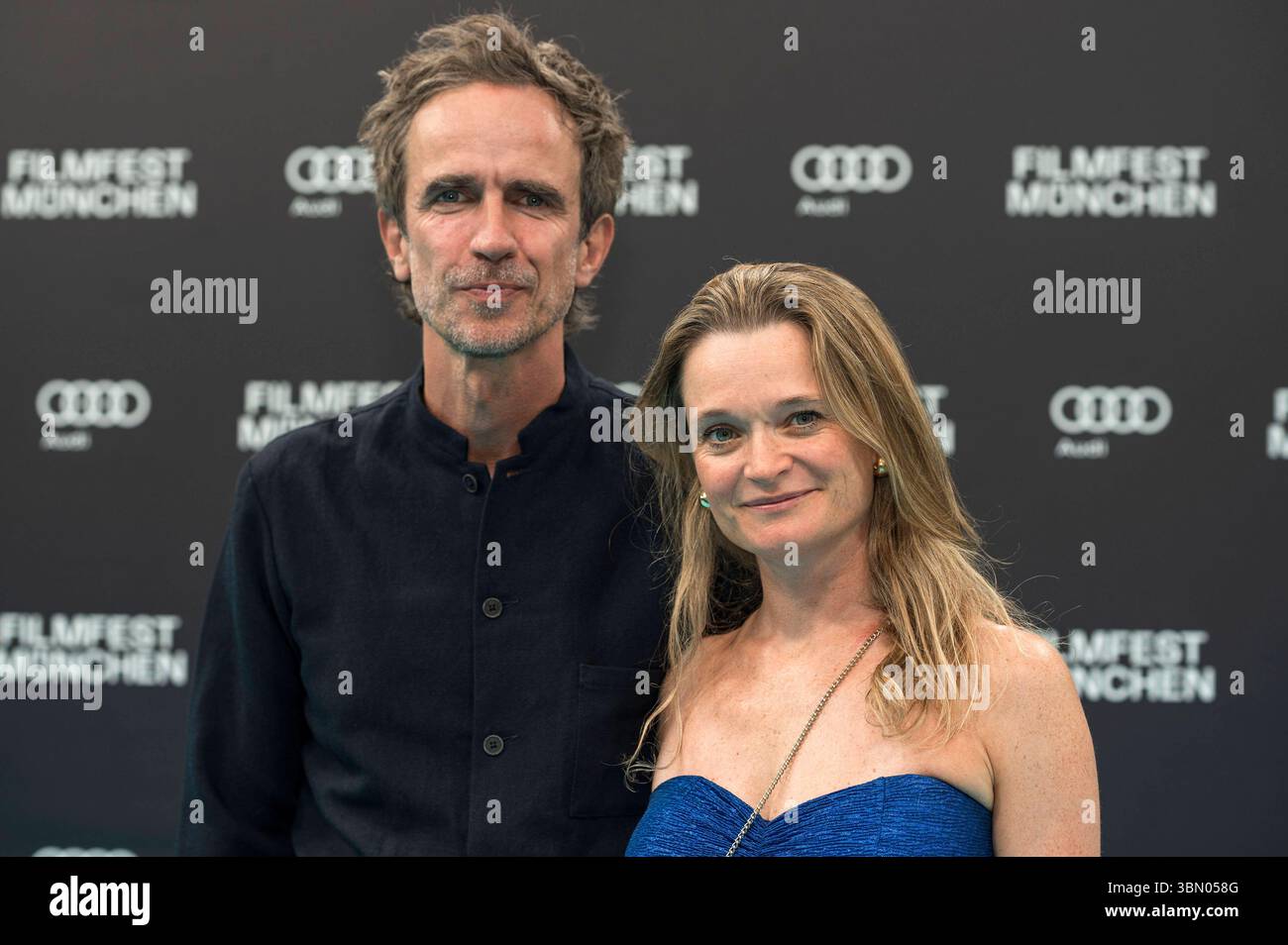 Felix Hellmann und Natalie Spinell bei der Festivaleröffnung mit der ...