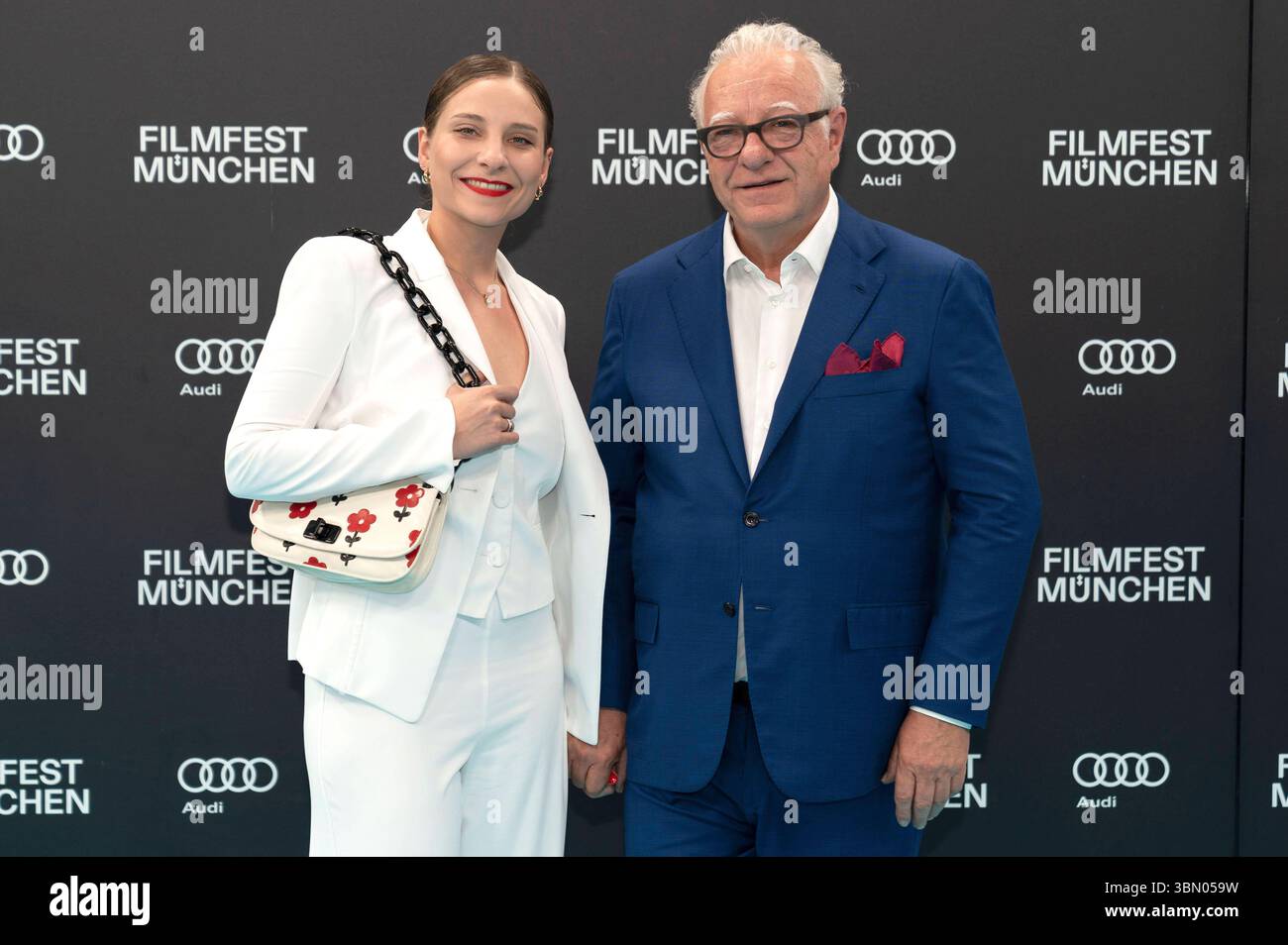 Mona Meiller mit Vater Franz Meiller bei der Festivaleröffnung mit der ...