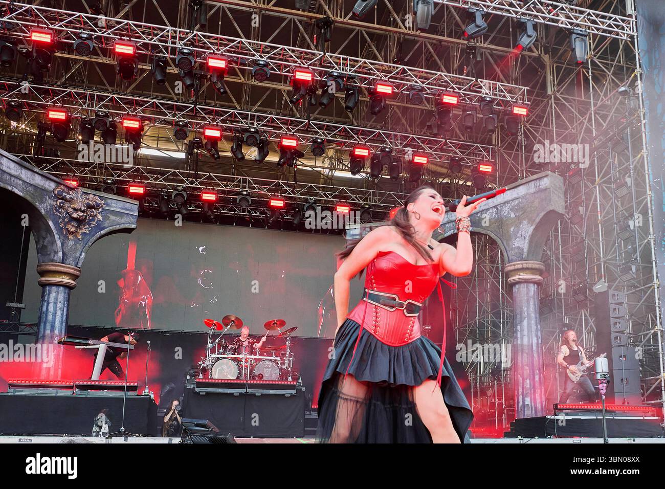 Within Temptation live auf dem Summerside Festival 2025 beim Flugplatz ...