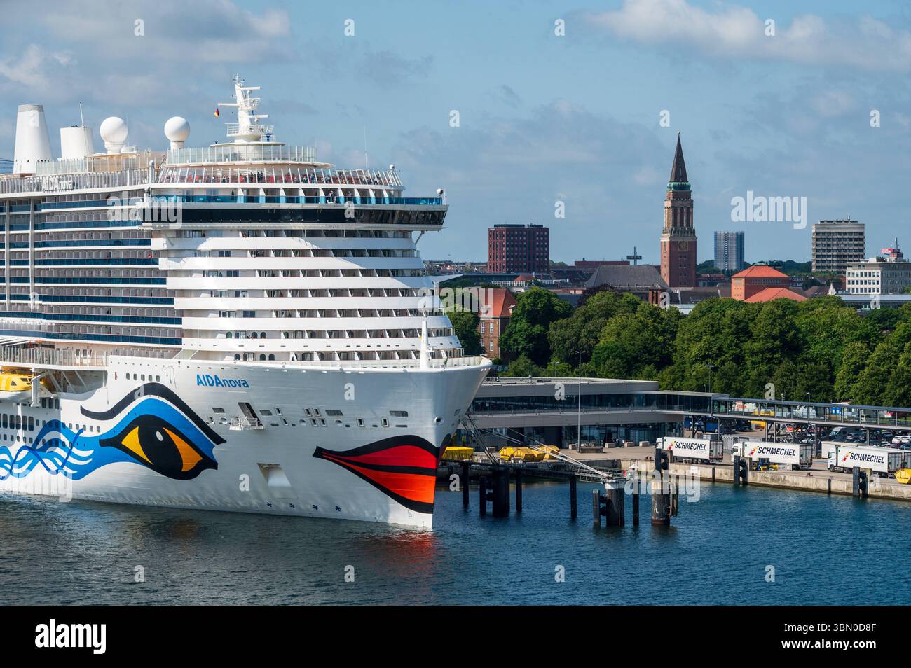 Impressionen von der Kieler Woche 2025 Rathausmarkt und Kiellinie ...