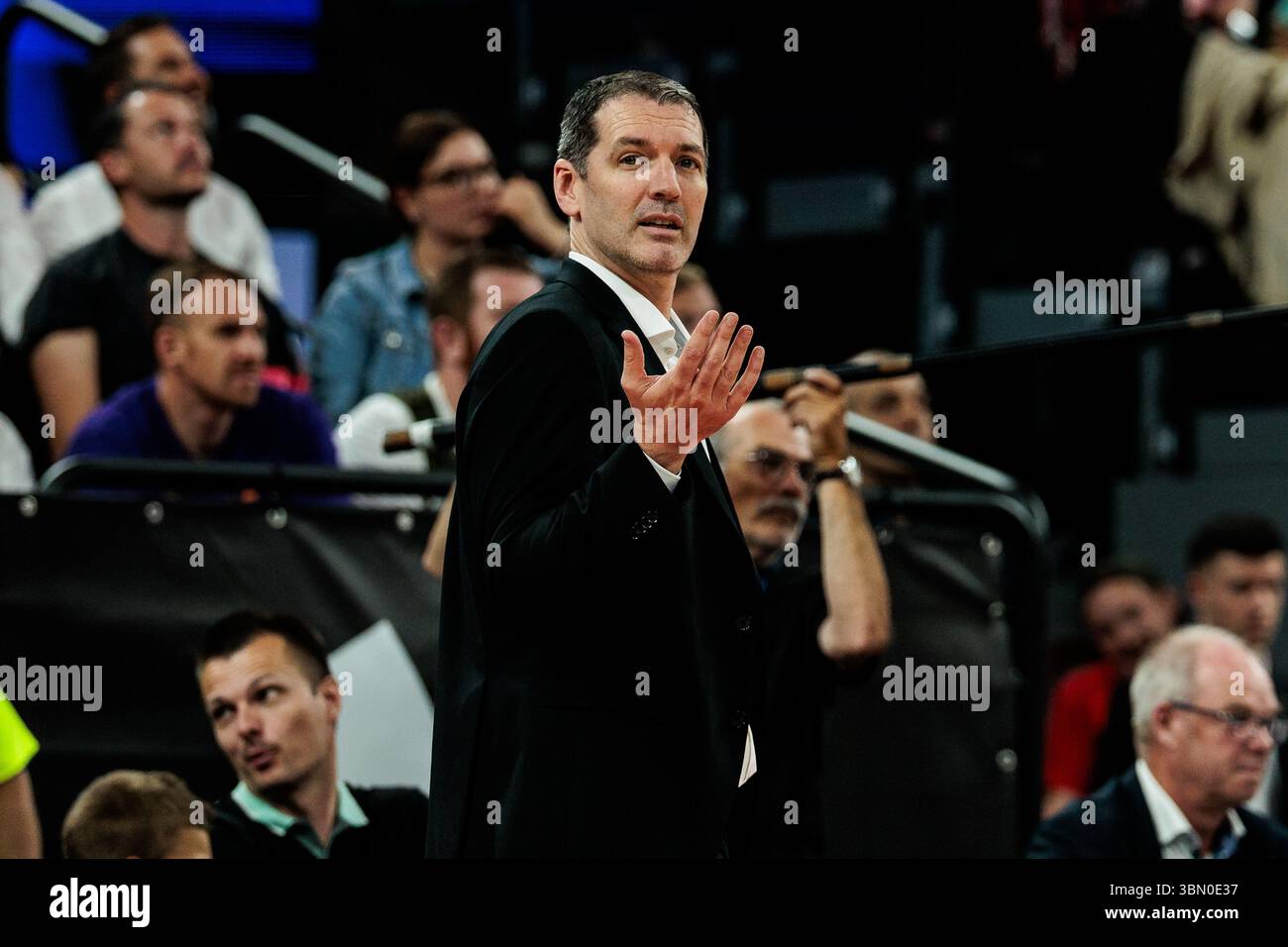 Ty Harrelson (Headcoach Ratiopharm Ulm) gestikuliert Flopping ...