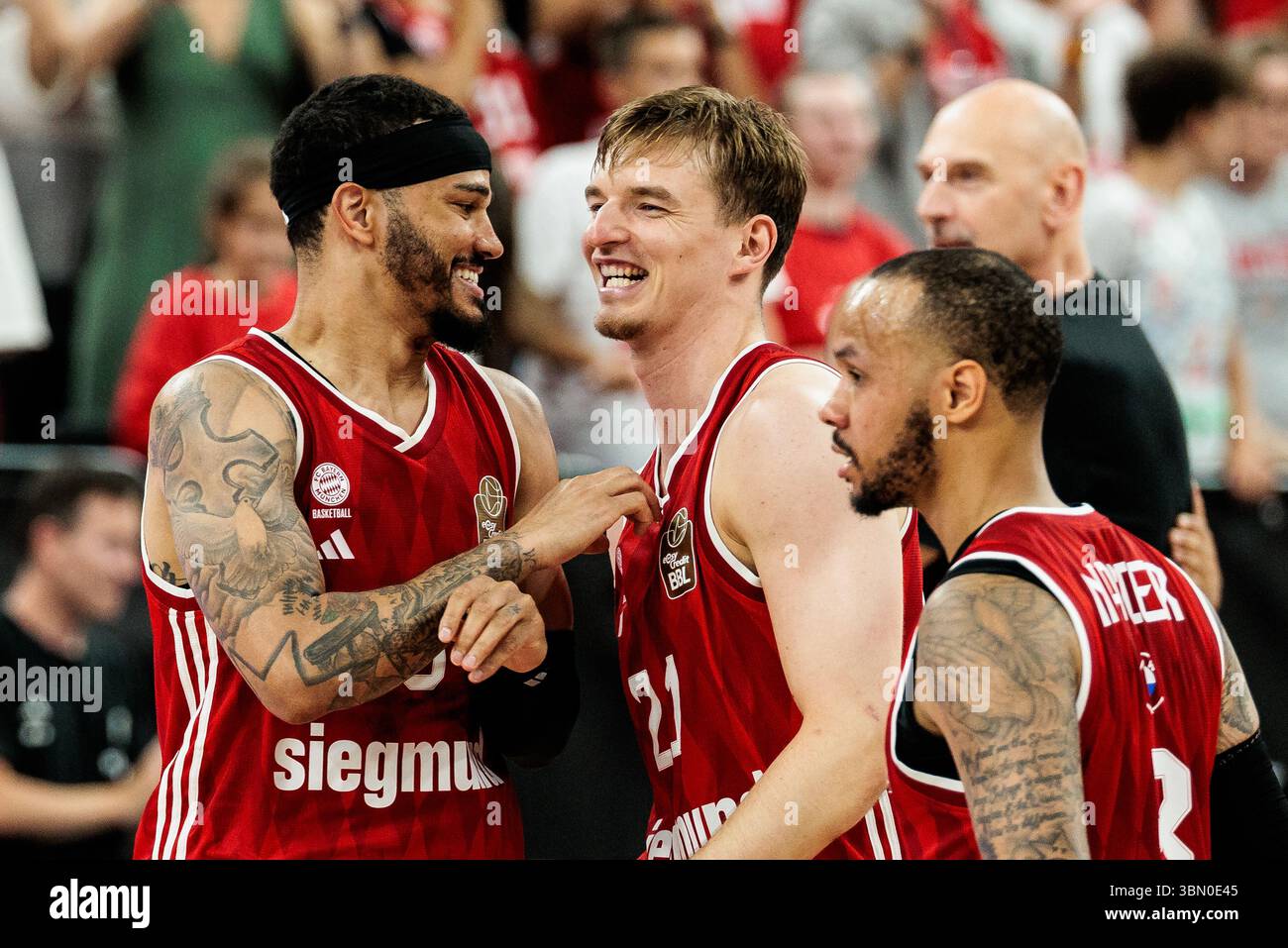 Nick Weiler-Babb (FC Bayern M?nchen, 0) und Justus Hollatz (FC Bayern M ...