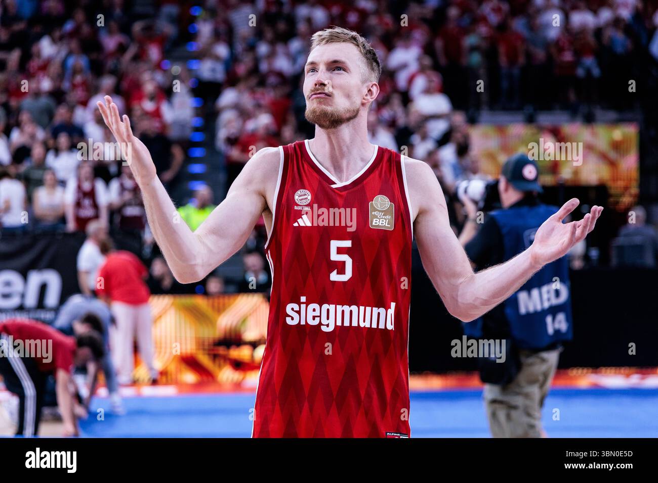 Niels Giffey (FC Bayern M?nchen, 5) gestikuliert Richtung Familie, gl ...