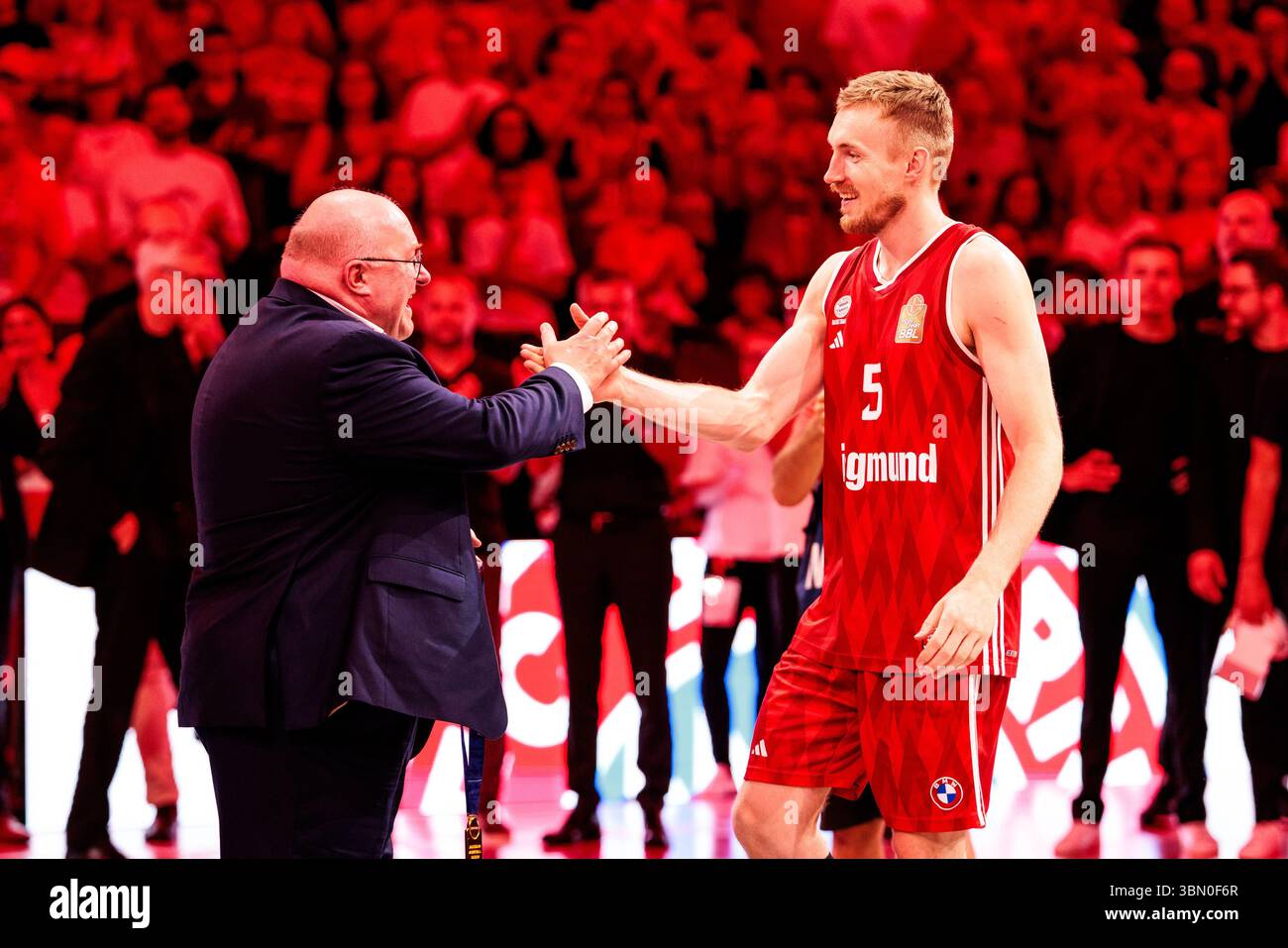 Ingo Weiss (Pr?sident Deutscher Basketball Bund) gratuliert Niels ...