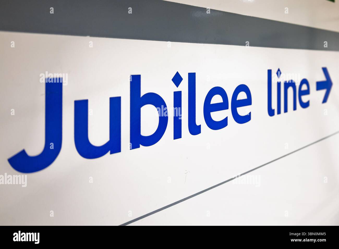 Jubilee line directional sign in London Underground station Stock Photo - Alamy