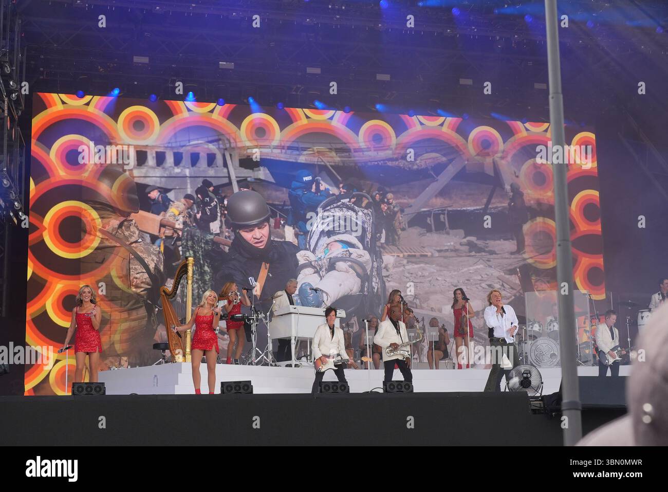Rod Stewart performing a song dedicated to Ukraine on the Pyramid Stage ...