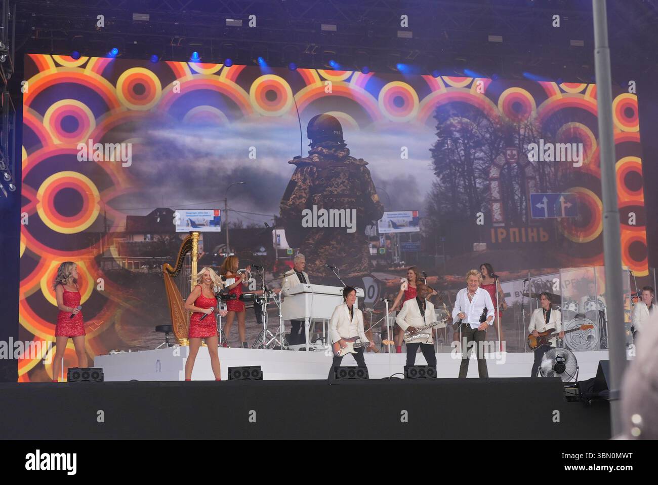 Rod Stewart performing a song dedicated to Ukraine on the Pyramid Stage ...
