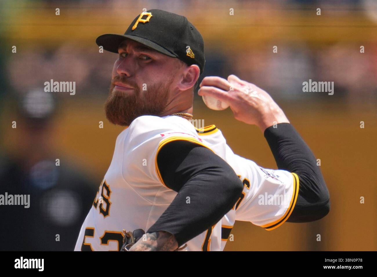 Pittsburgh Pirates pitcher Mike Burrows delivers during the first ...