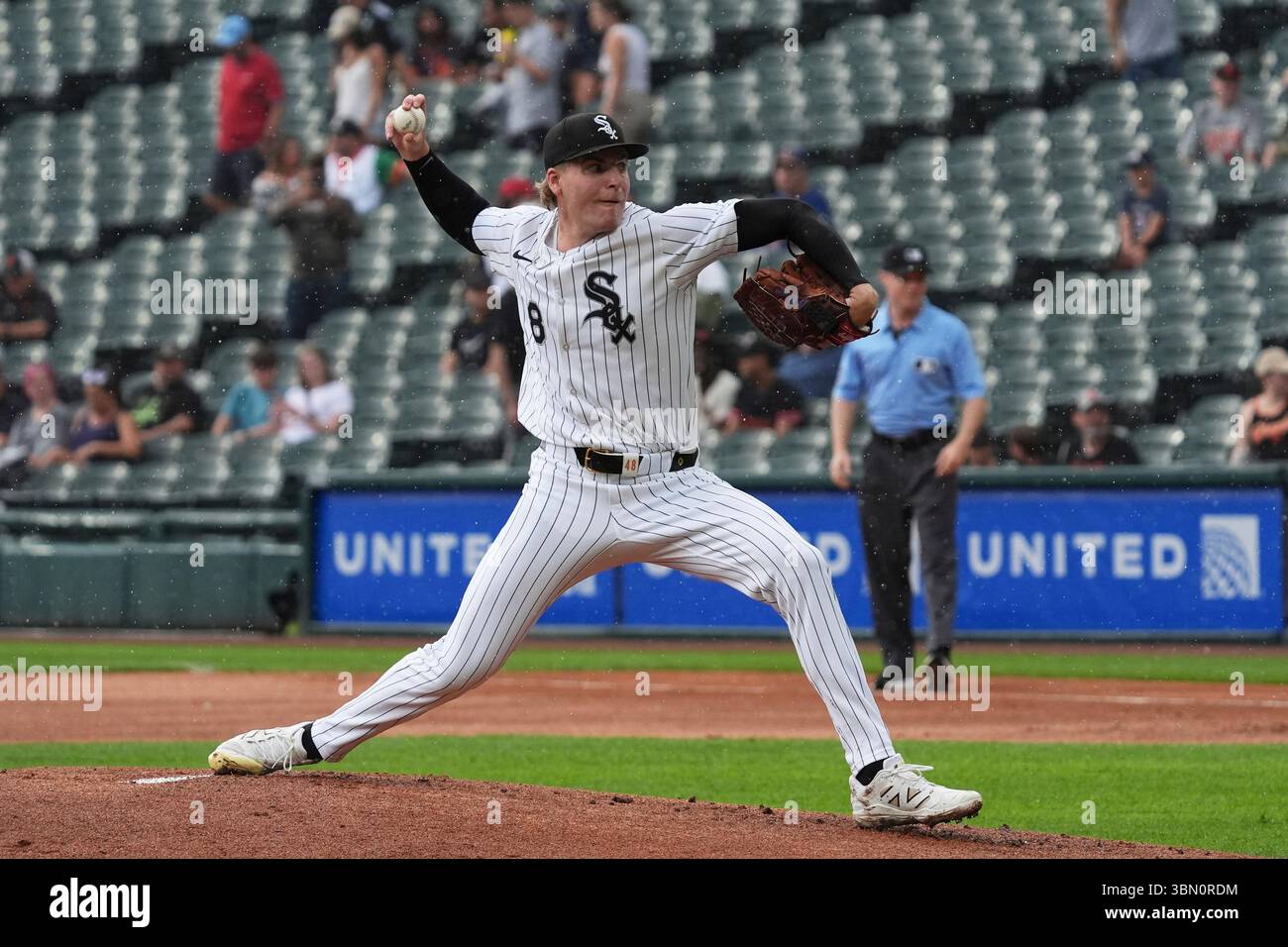 Chicago White Sox starting pitcher Jonathan Cannon throws against the ...