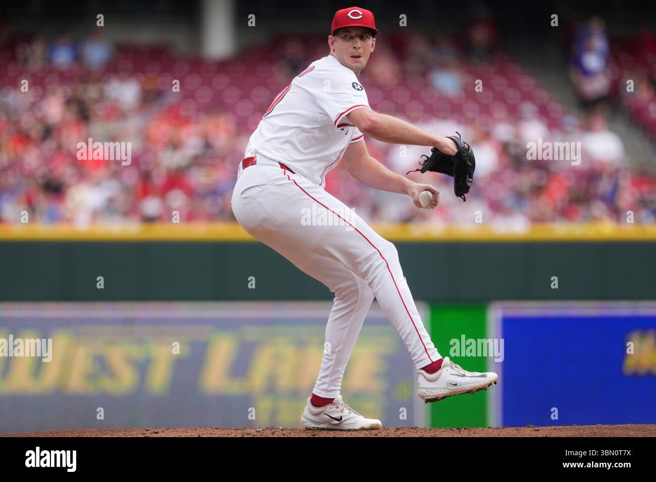 Cincinnati Reds' Nick Lodolo delivers a pitch in the second inning of a ...