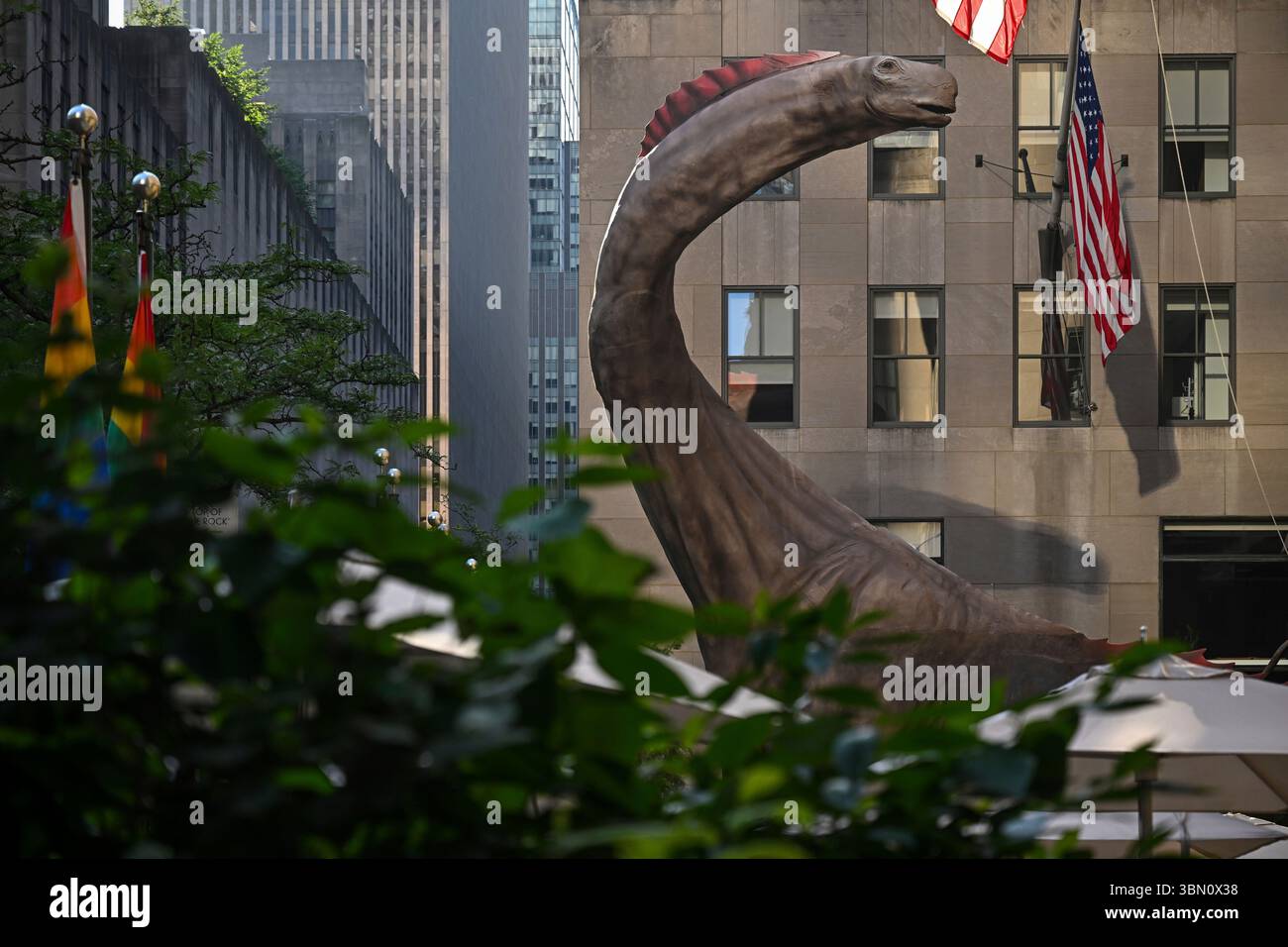Photo by: NDZ/STAR MAX/IPx 2025 6/28/25 A 5-story Titanosaurus towers ...