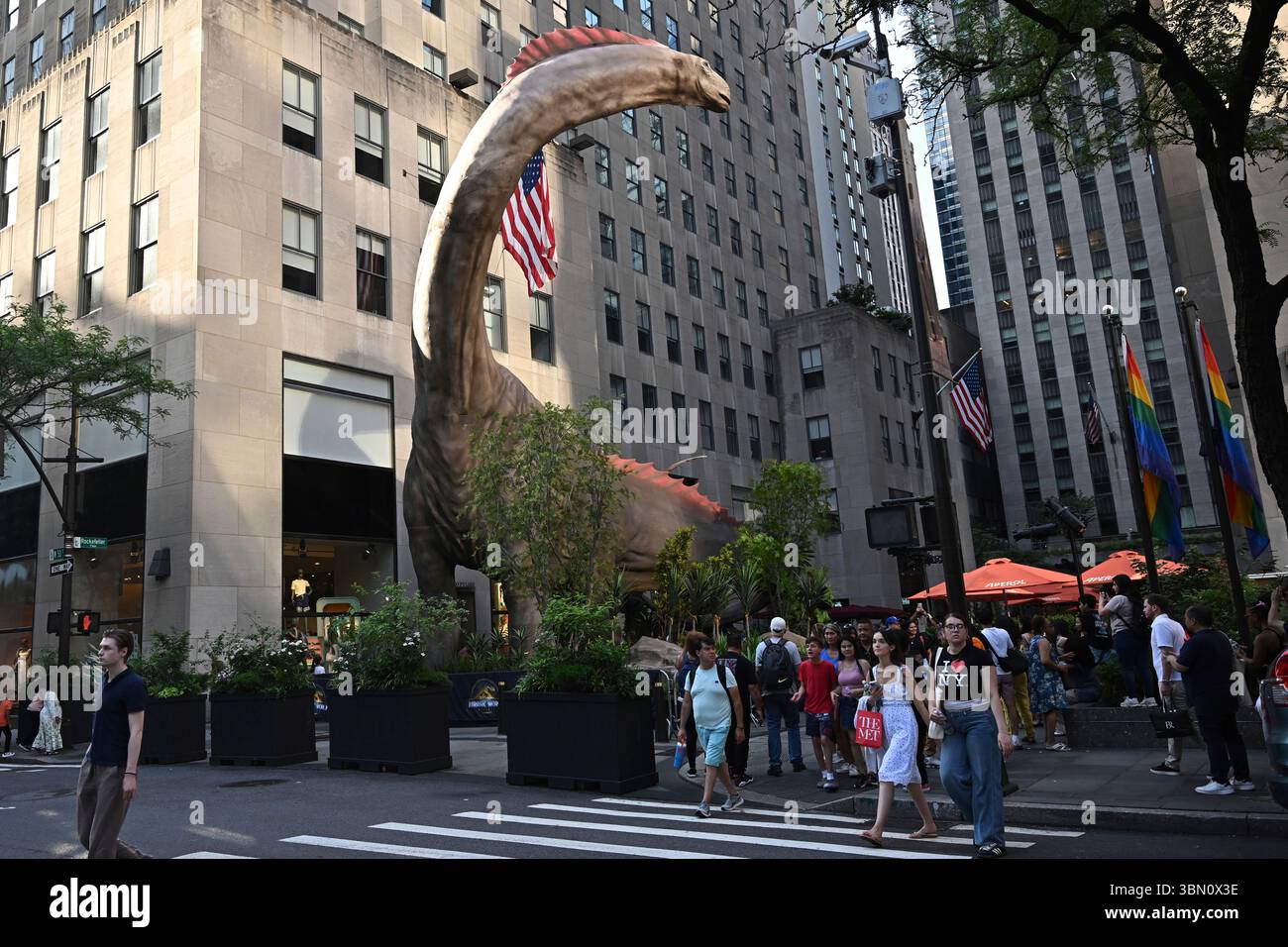 Photo by: NDZ/STAR MAX/IPx 2025 6/28/25 A 5-story Titanosaurus towers ...