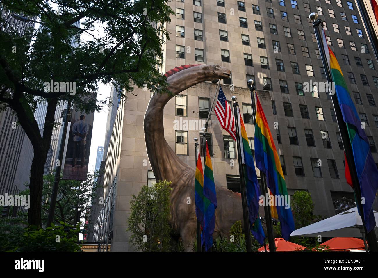 Photo by: NDZ/STAR MAX/IPx 2025 6/28/25 A 5-story Titanosaurus towers ...