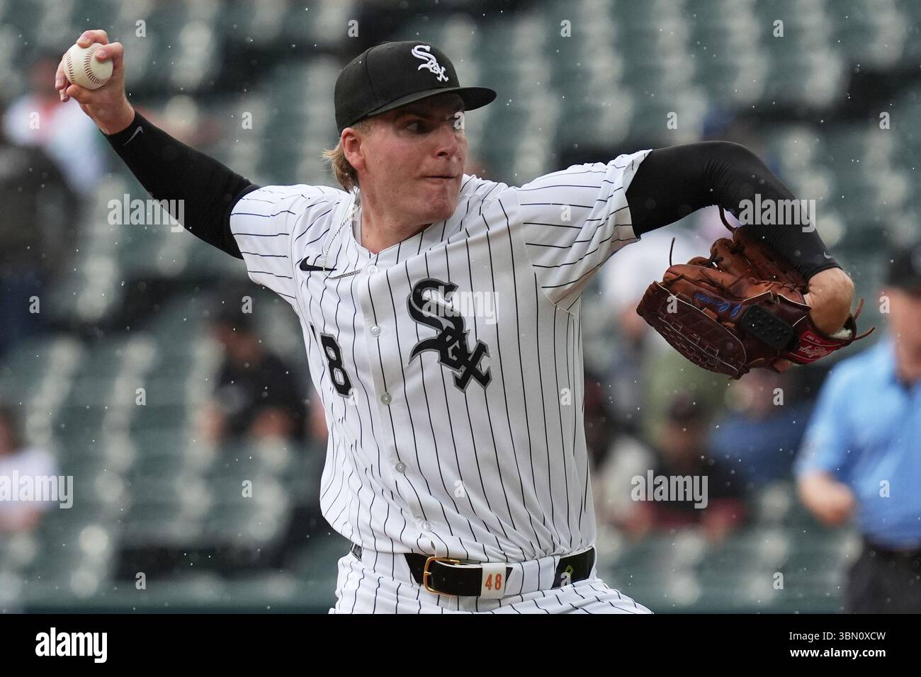 Chicago White Sox starting pitcher Jonathan Cannon throws against the ...