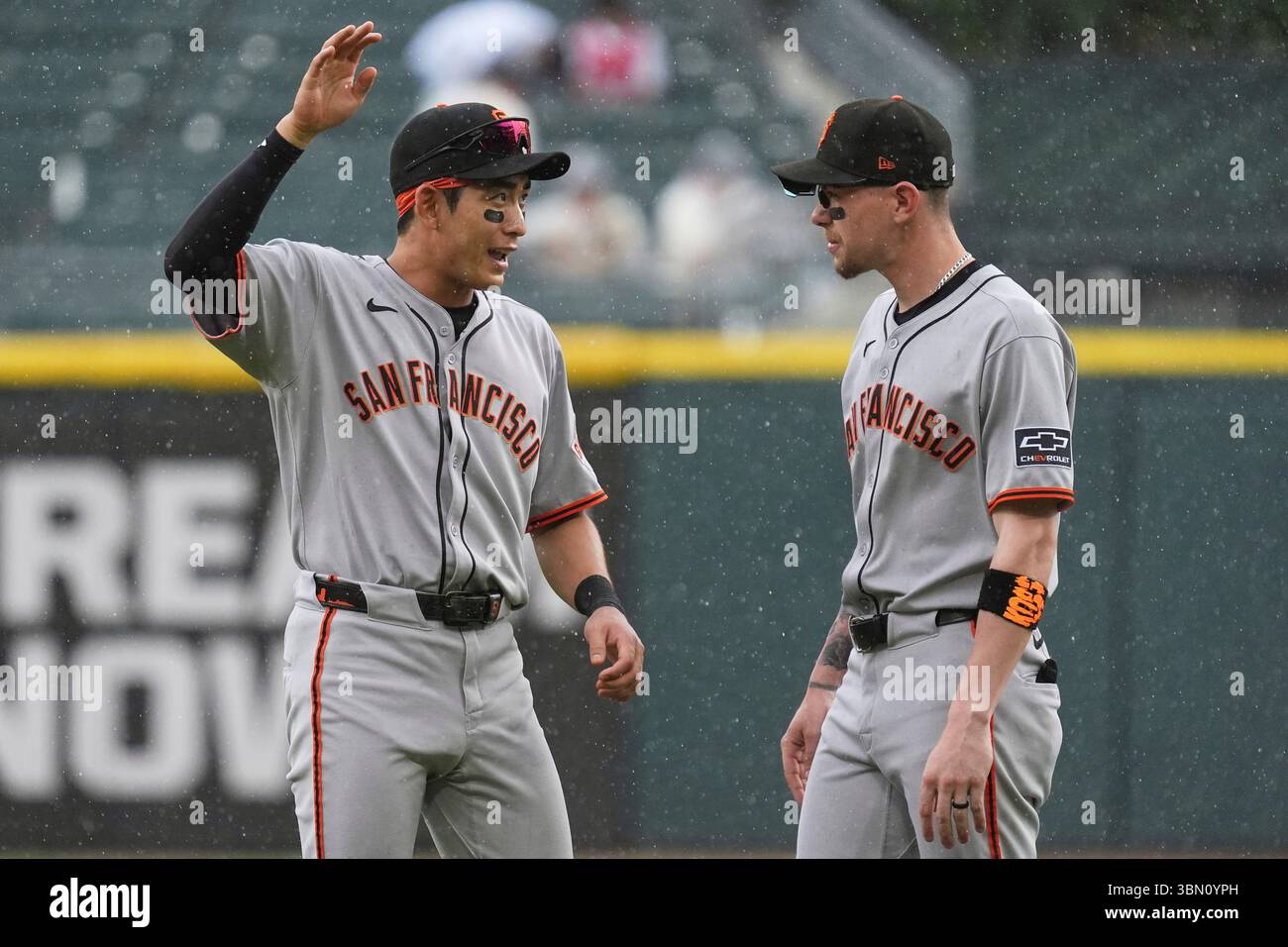 San Francisco Giants' Jung Hoo Lee, left, of South Korea, warms up as ...