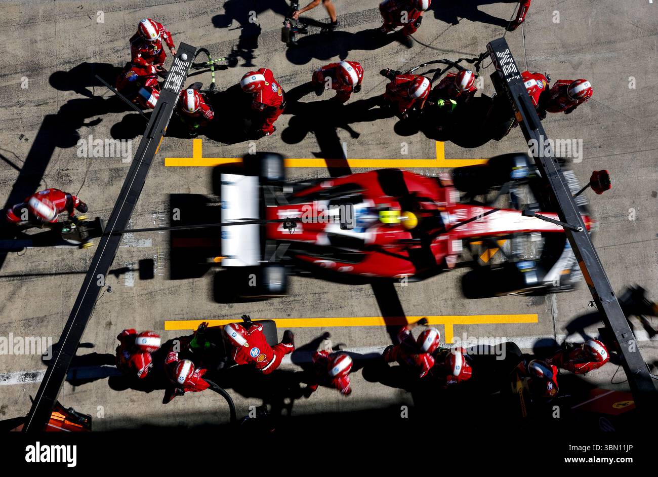 44 HAMILTON Lewis (gbr), Scuderia Ferrari SF-25, pitstop during the Formula 1 MSC Cruises ...