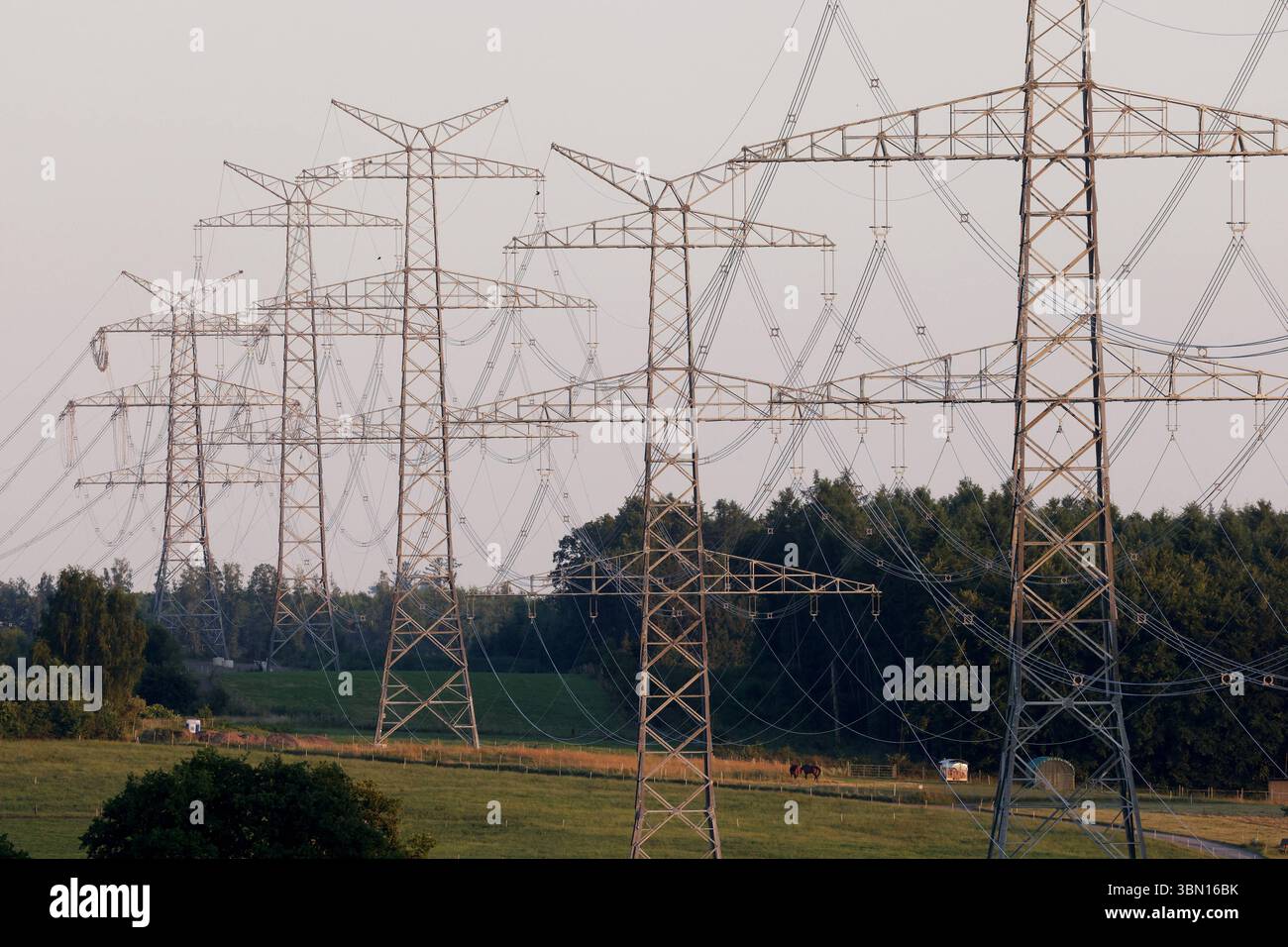 Strommasten, Stromtrasse bei Siegen-Oberschelden. Stromtrasse im ...
