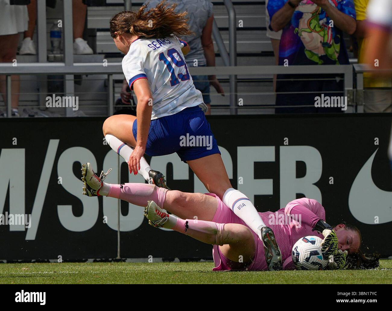 Ireland goalkeeper Courtney Brosnan, right, traps the ball after United ...