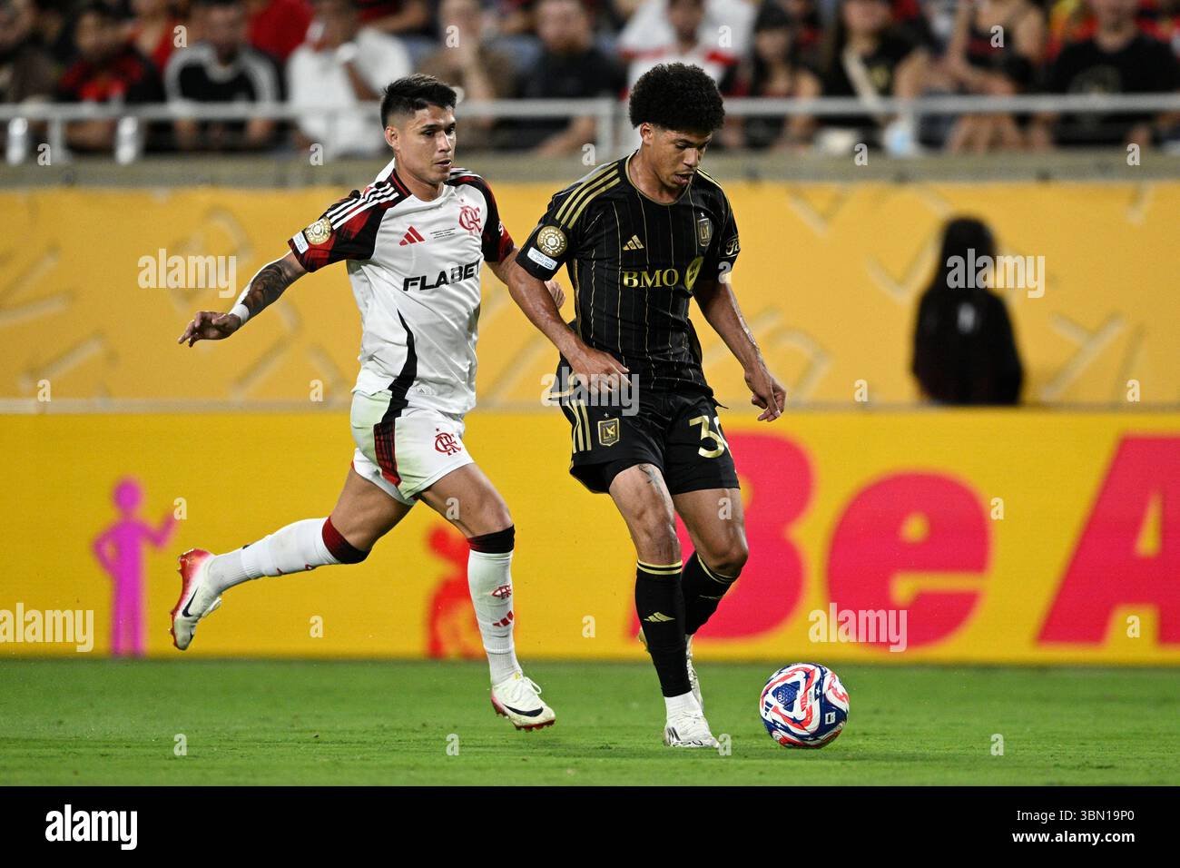 Los Angeles FC's David Martinez, right, controls the ball as Flamengo's ...