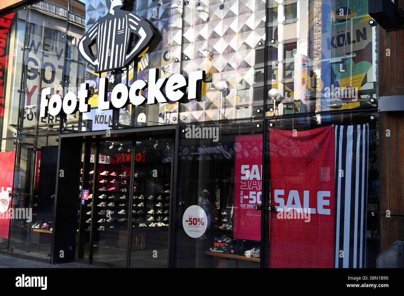 Filiale der Einzelhandelskette Foot Locker. Logo Schriftzug *** Store ...