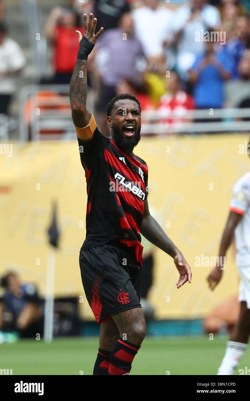 MIAMI GARDENS, FL - JUNE 29: Flamengo midfielder Gerson (8) tries to ...