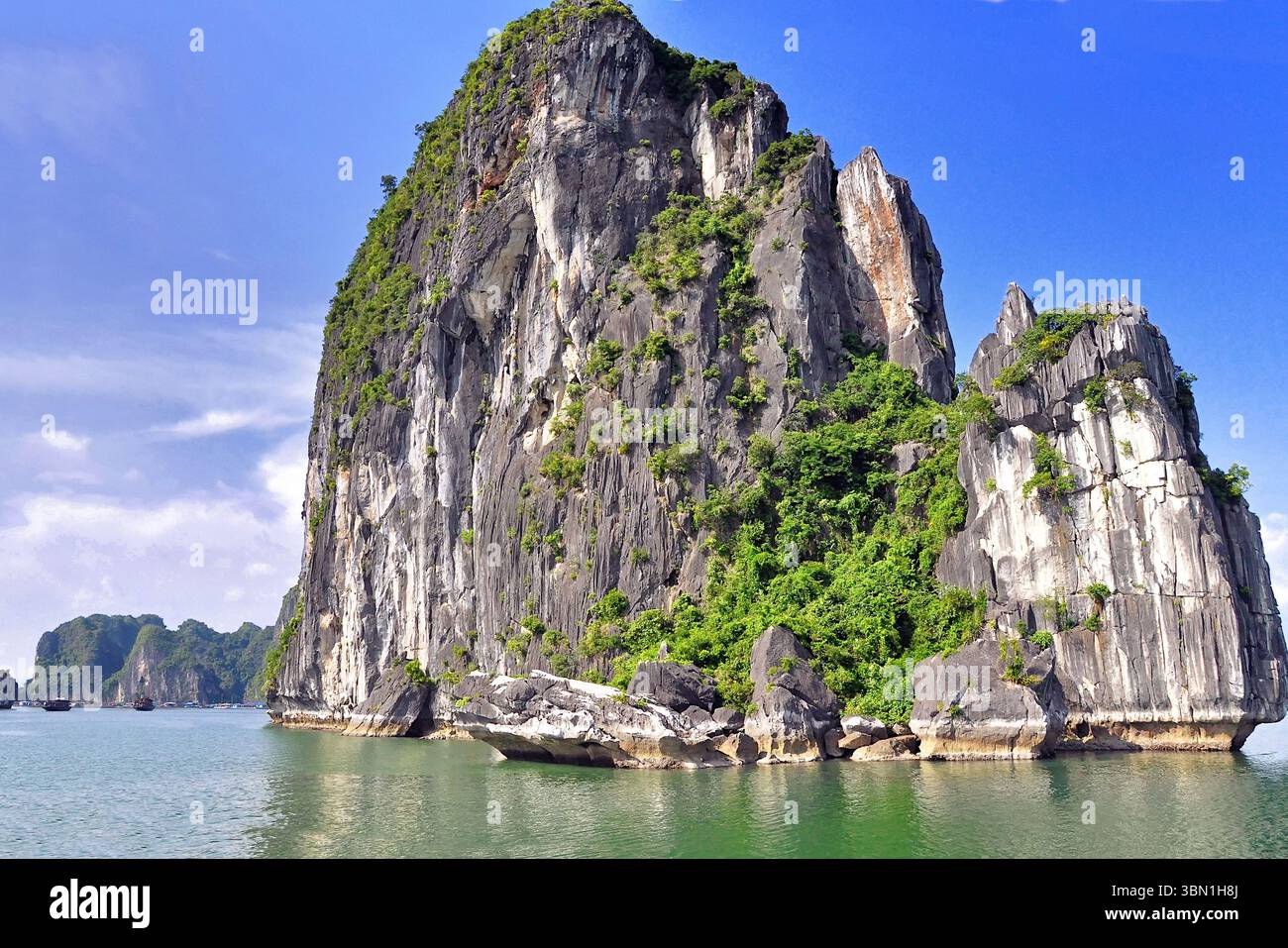 Limestone karst cliff landscape scenery hi-res stock photography and ...