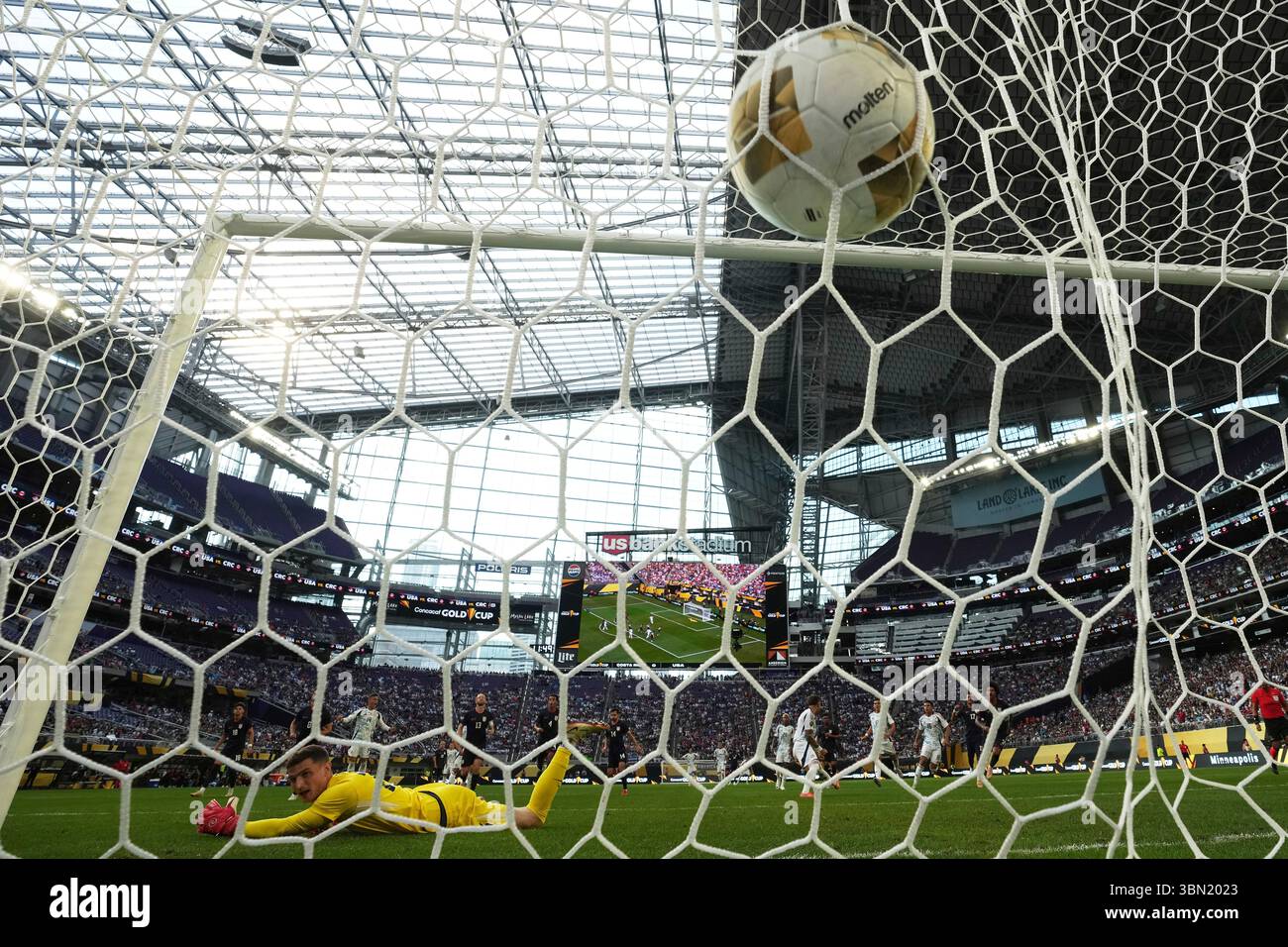 United States goalkeeper Matthew Freese gives up a goal to Costa Rica ...