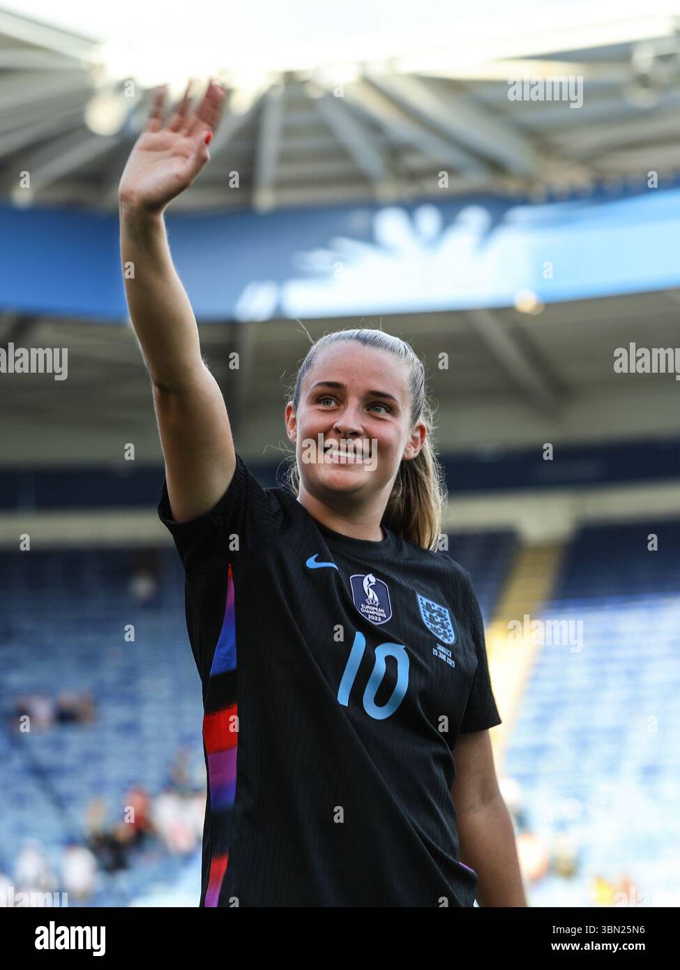 Leicester, England, June 29th 2025: Ella Toone (10 England) waves to ...