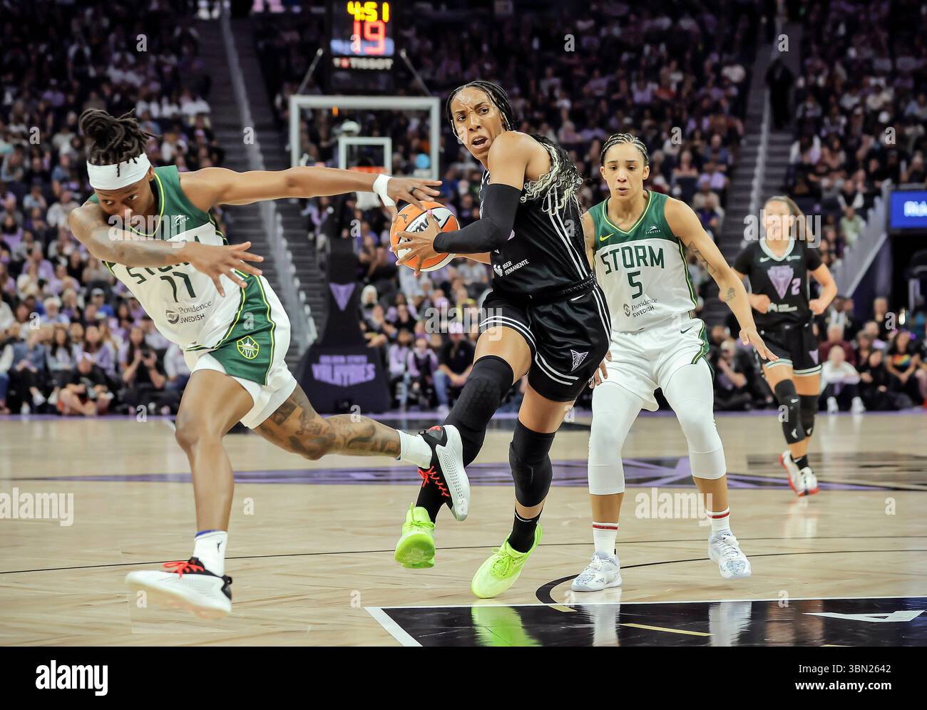 Golden State Valkyries' Kayla Thornton, center, drives to the basket in ...