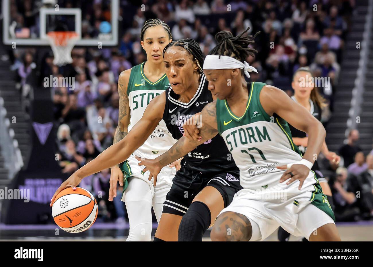 Golden State Valkyries' Kayla Thornton, center, drives to the basket ...