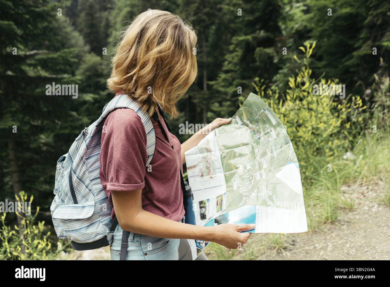 Tourist girl look on map hi-res stock photography and images - Alamy