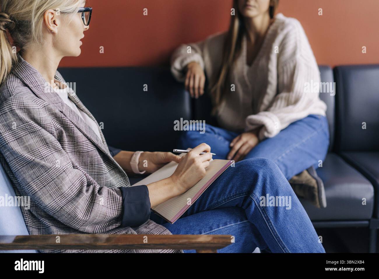 One on one interview session hi-res stock photography and images - Alamy