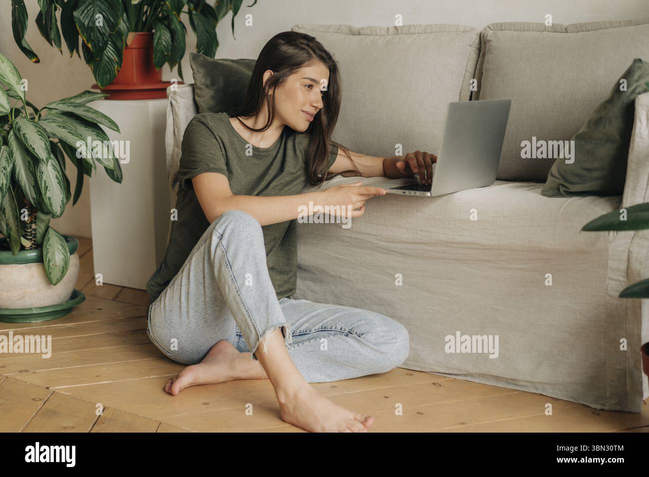 Junge sitzt auf einem sofa hi-res stock photography and images - Alamy