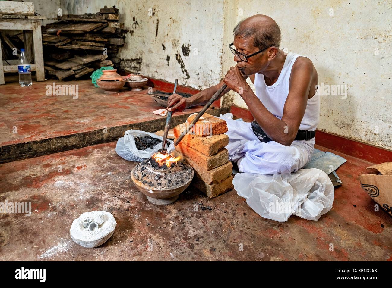 The gemstones worker at Ratnapura in Sri Lanka Stock Photo - Alamy