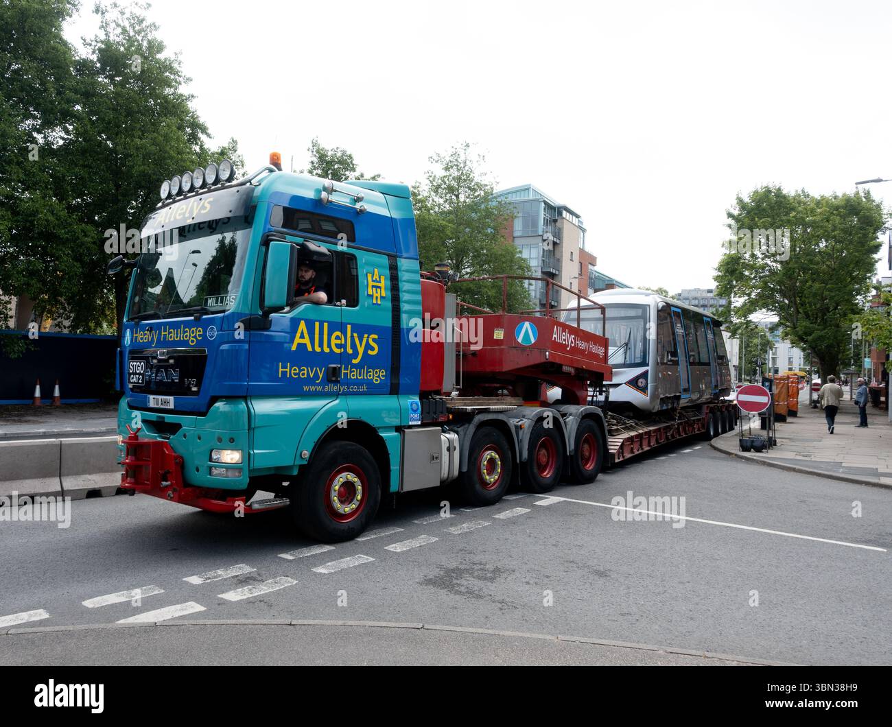 An Allelys Heavy Haulage low-loader lorry transporting a Coventry Very ...