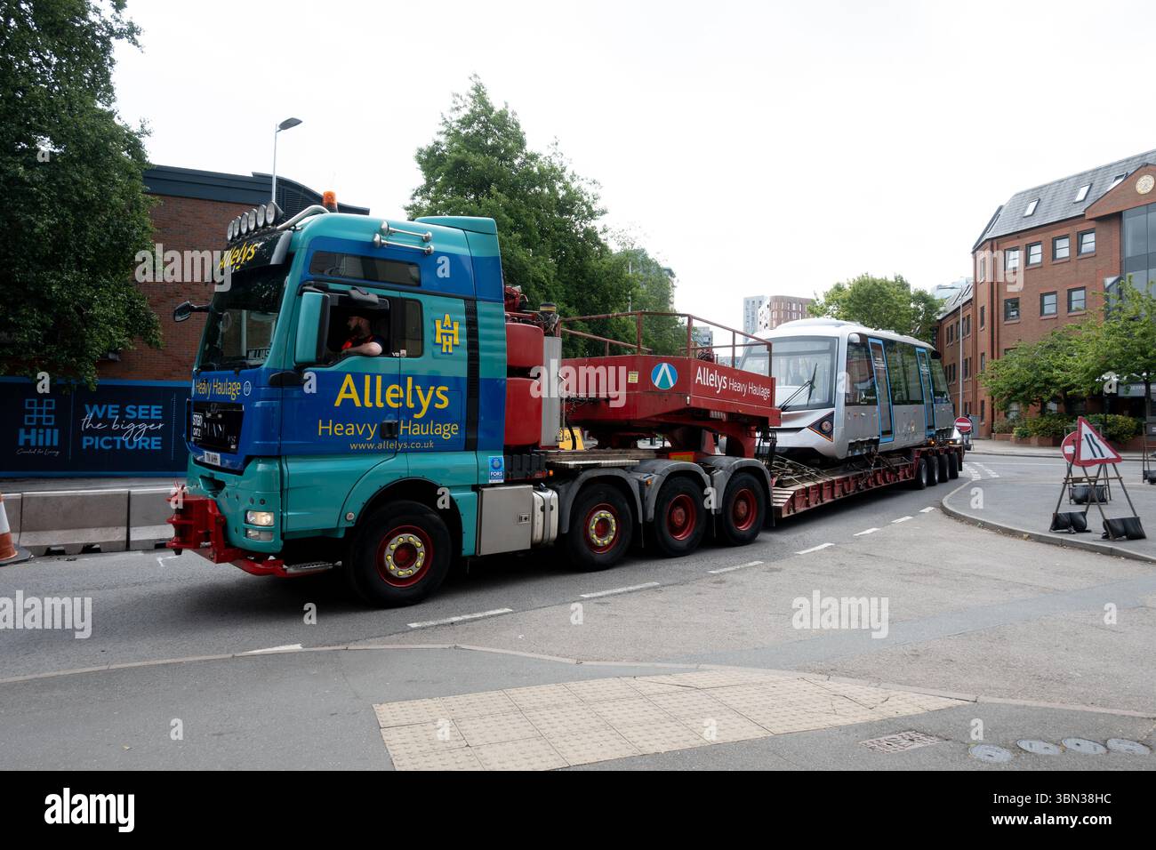 An Allelys Heavy Haulage low-loader lorry transporting a Coventry Very ...