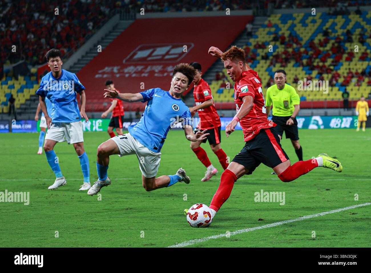 Chengdu Rongcheng Football Club defeated Shenzhen Peng City Football ...