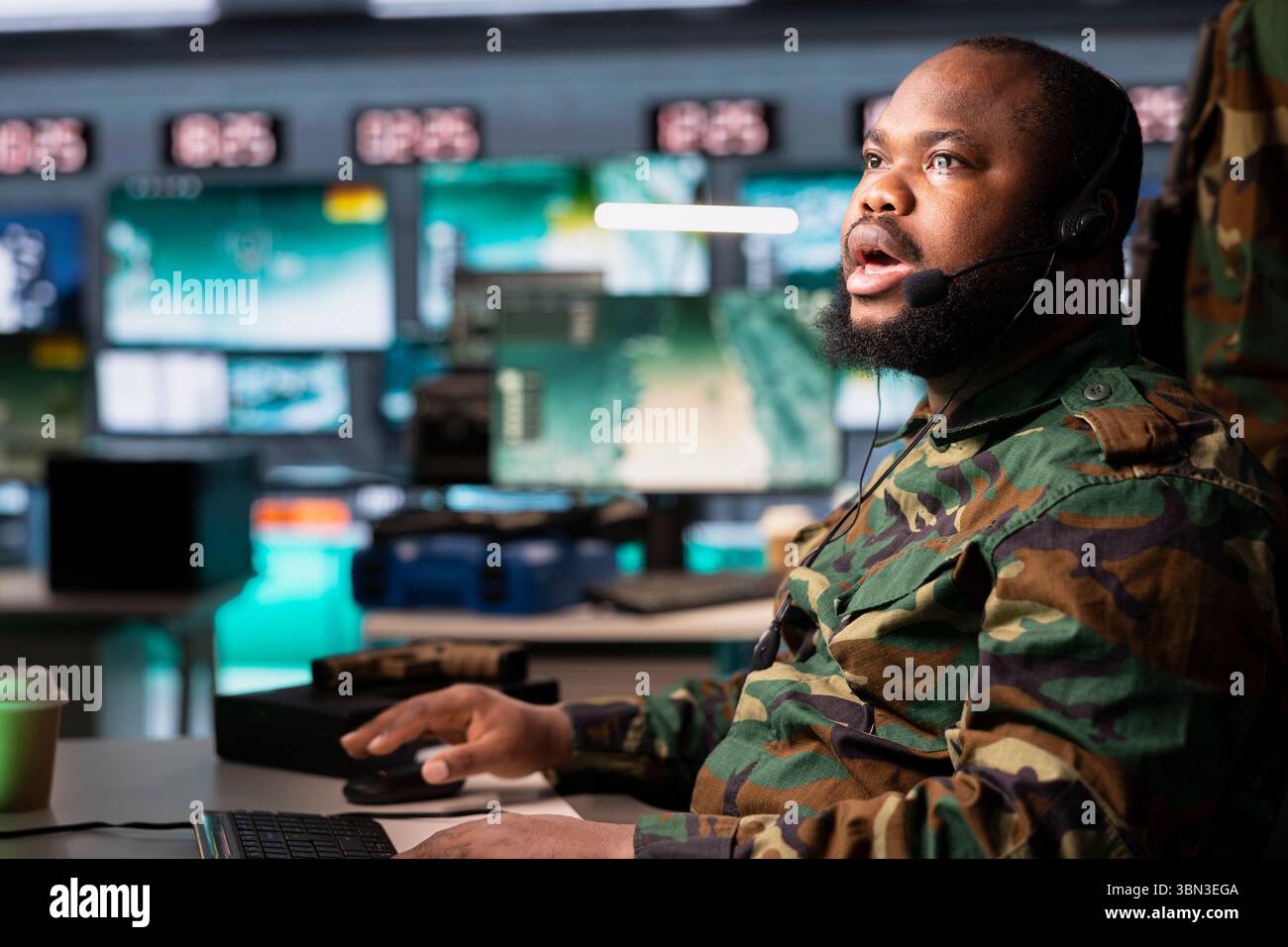 Incoming troops hi-res stock photography and images - Alamy