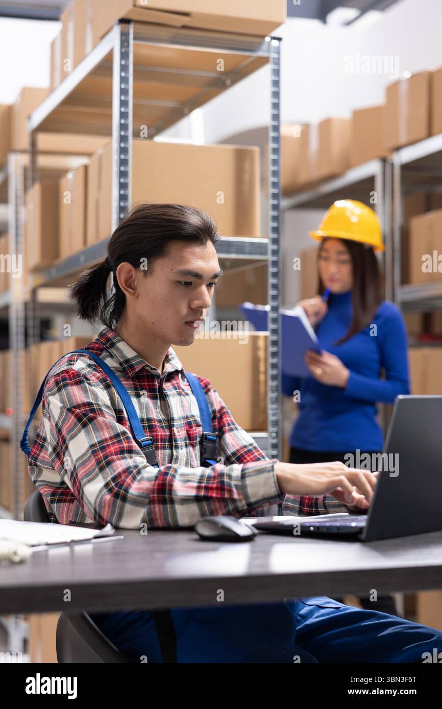 Asian employee manages boxes hi-res stock photography and images - Alamy