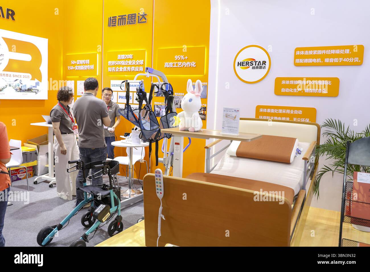 The 2025 Shanghai International Medical Devices Exhibition is held in ...